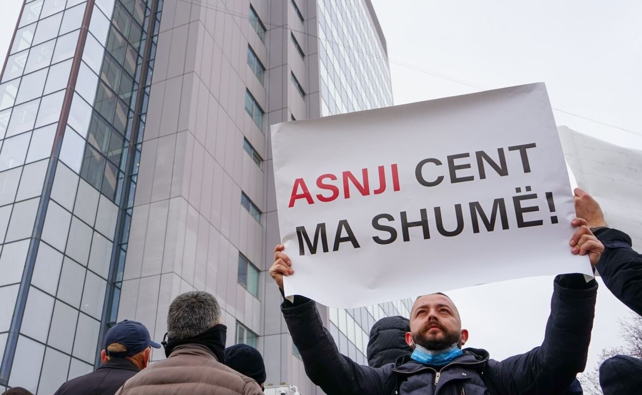 Faturat e majit: Qytetarët ankohen, bizneset protestojnë duke bllokuar ...